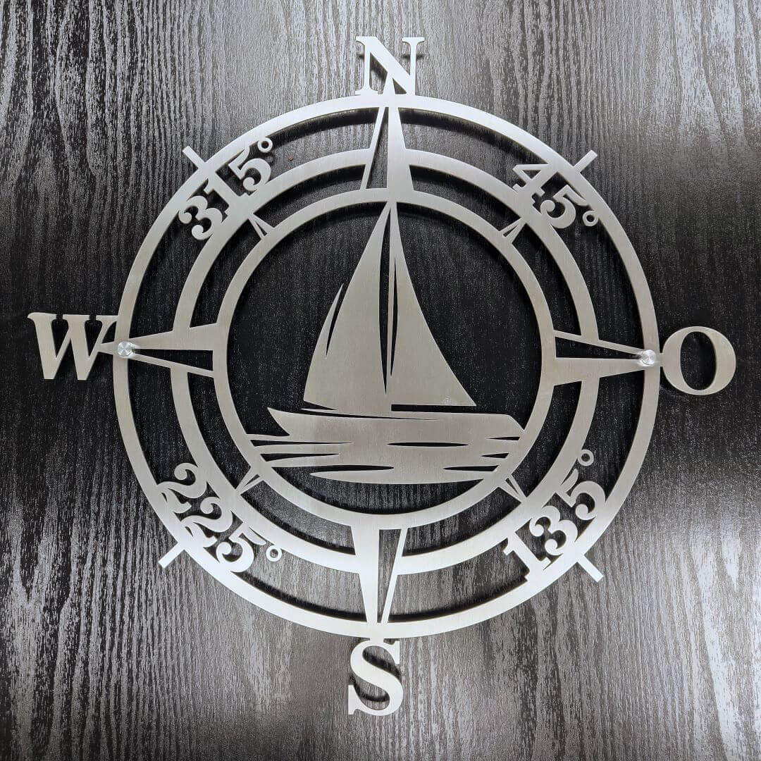 Maritime Wanddeko: Stilvolle Kompass & Segelschiff Designs